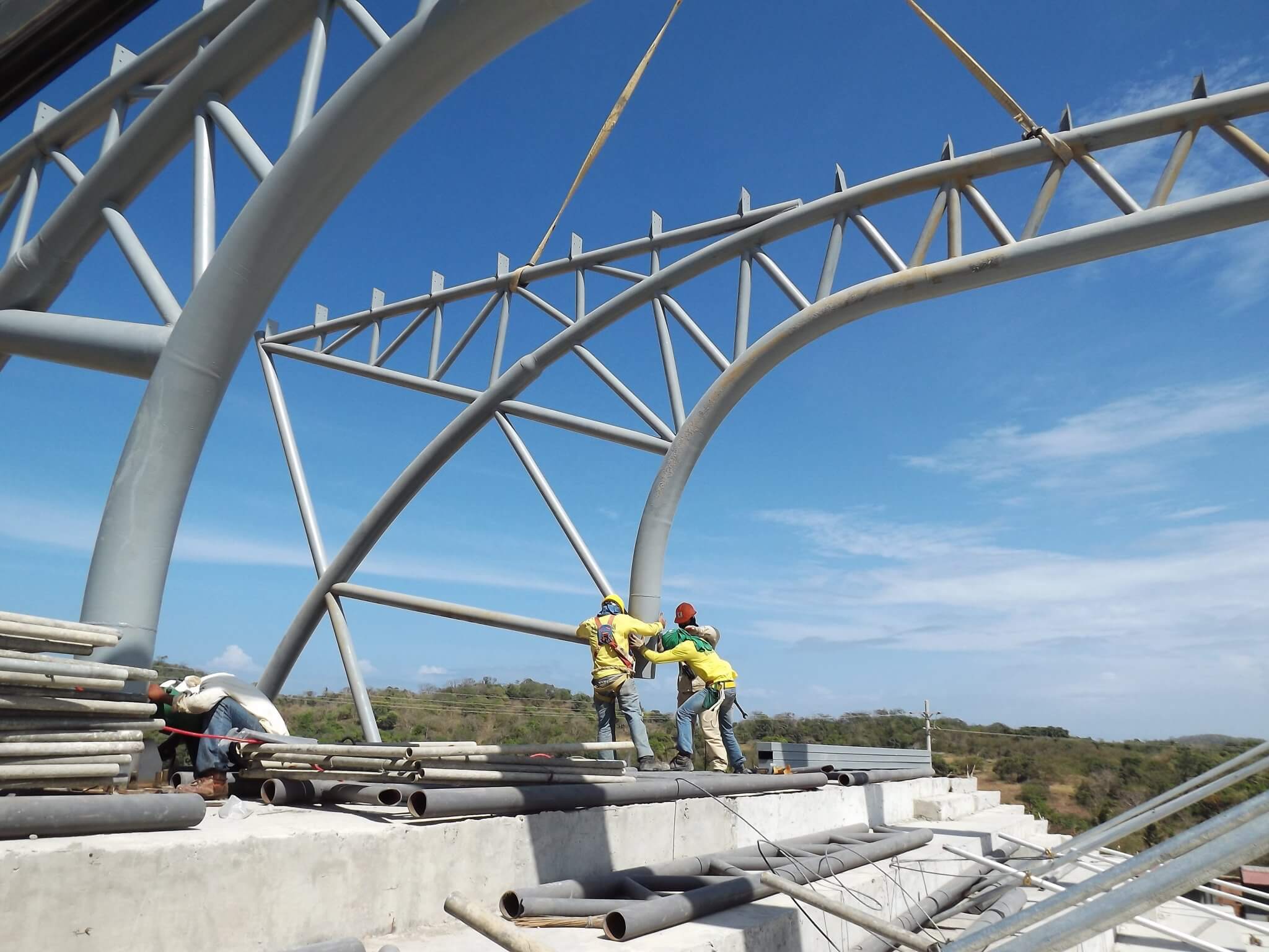 What is the difference between a space frame and a truss